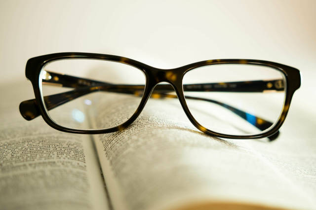 Reading Glasses Over A Book Kostenloses Foto Auf Ccnull de